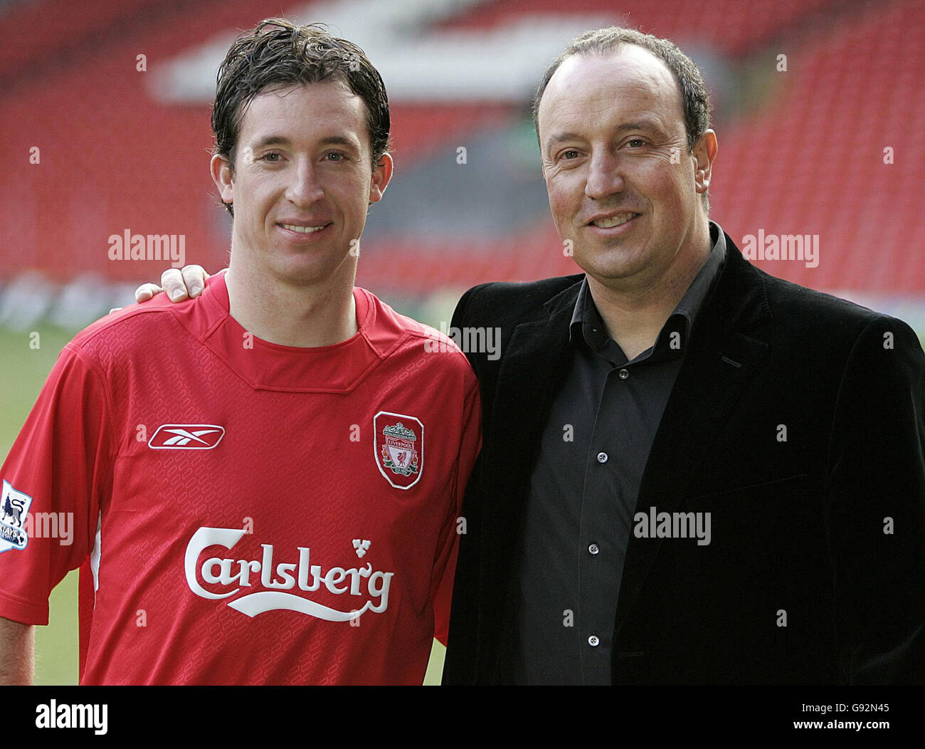 Liverpool's new signing Robbie Fowler (L) poses with manager Rafael ...