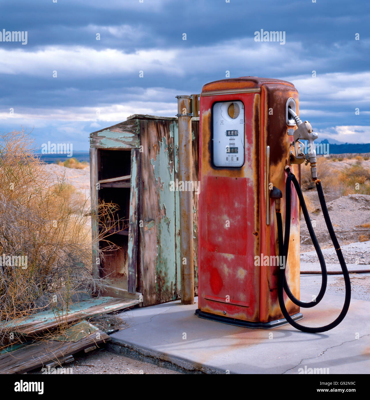 Gas station in ghost town at the border of the desert along the old ...