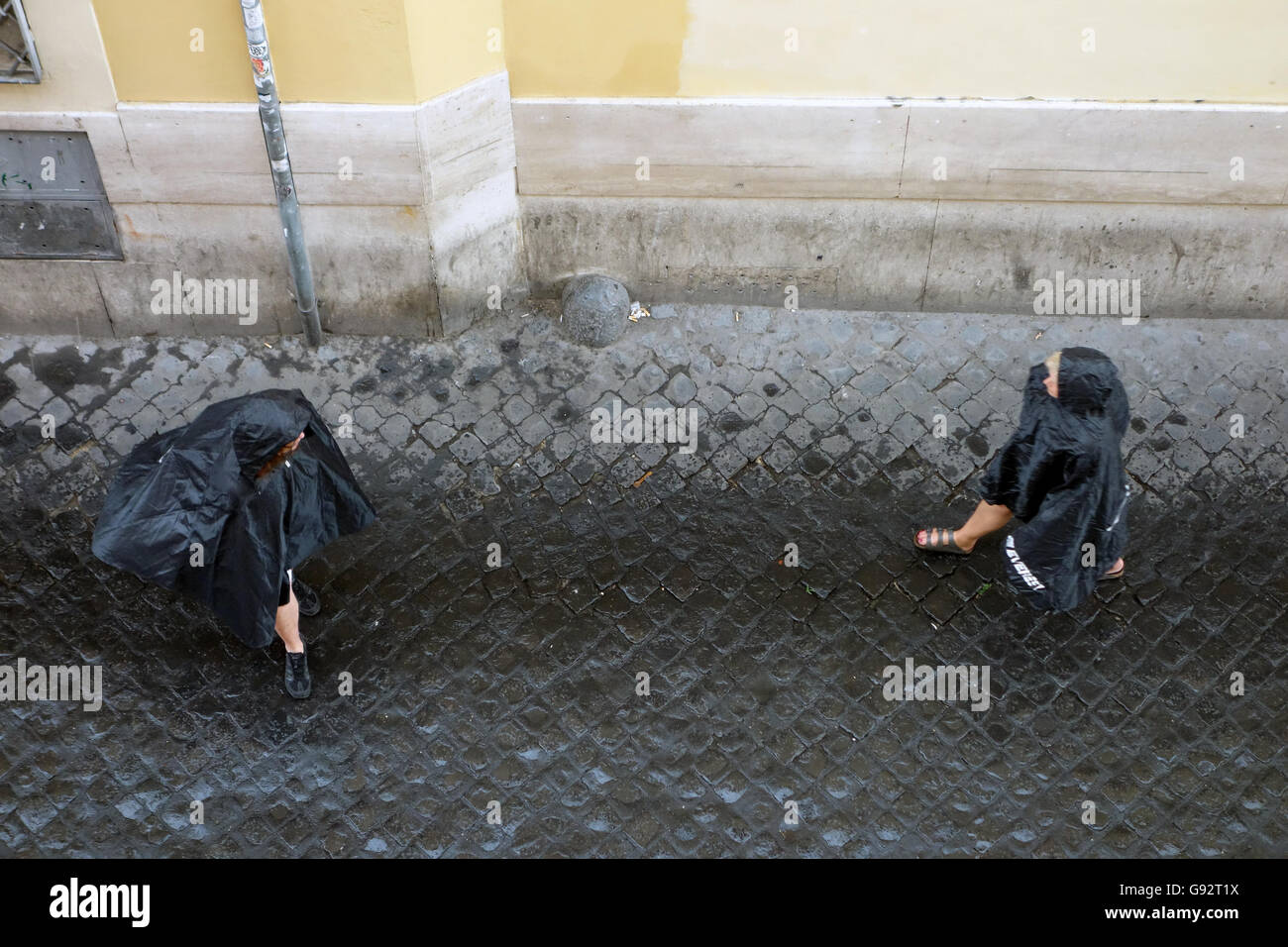 Rome italian street rain raining hi-res stock photography and images ...