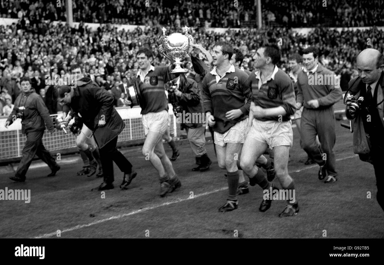 Leeds v Wakefield Trinity - Wembley Stadium. The victorious Leedas team ...