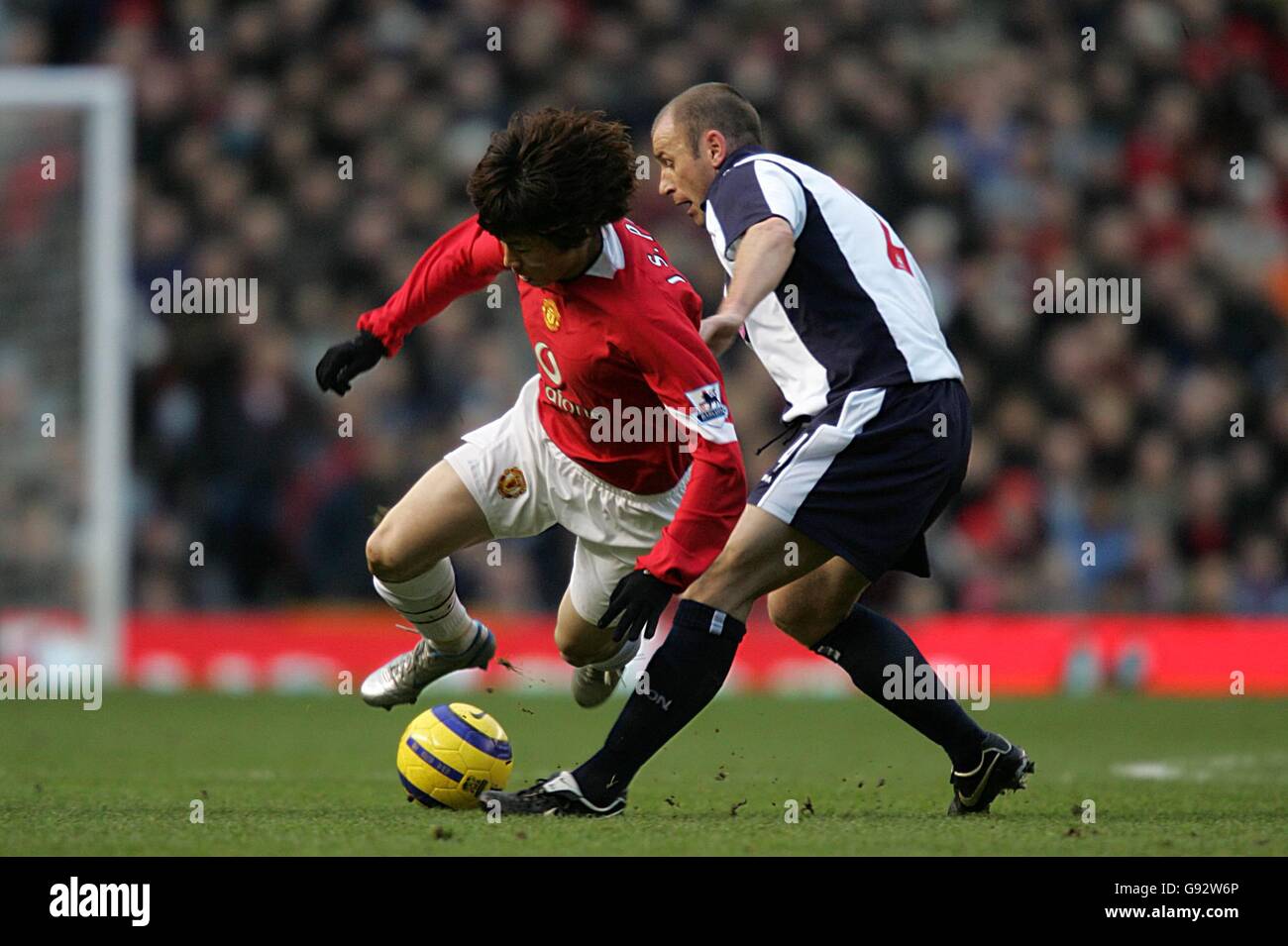 Manchester uniteds ji sung park and west bromwich ablions ronnie ...