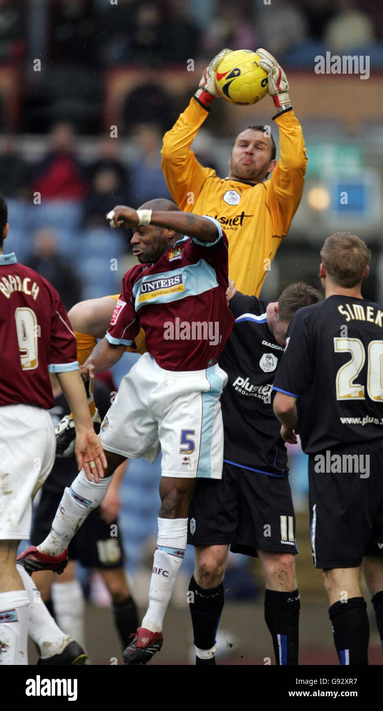 Burnley's Frank Sinclair (L) is beaten to the ball by Sheffield ...
