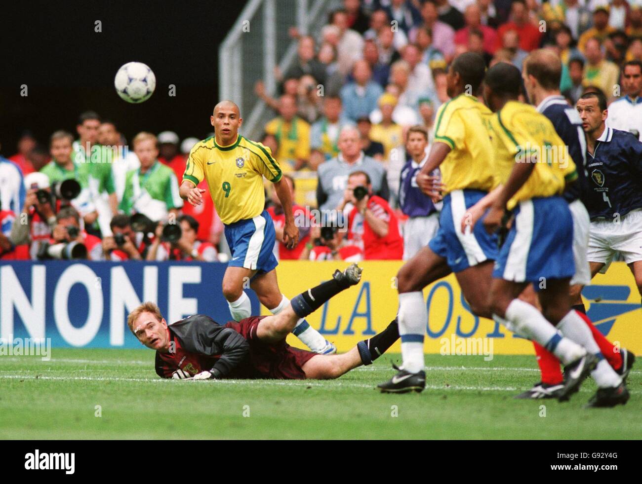 Ronaldo brazil 98 hi-res stock photography and images - Alamy