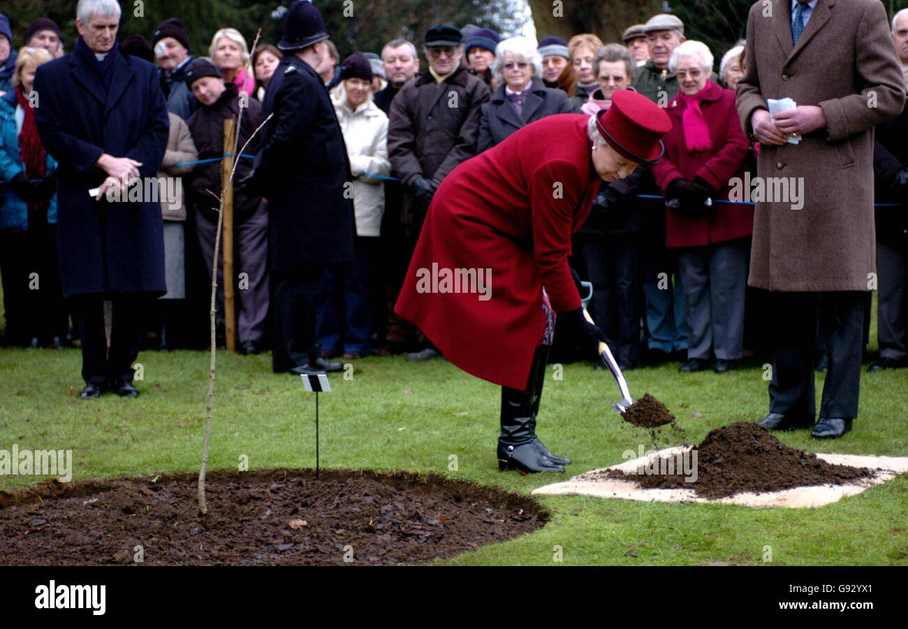 Britains Queen Elizabeth II plants an Oak tree in the grounds of her ...