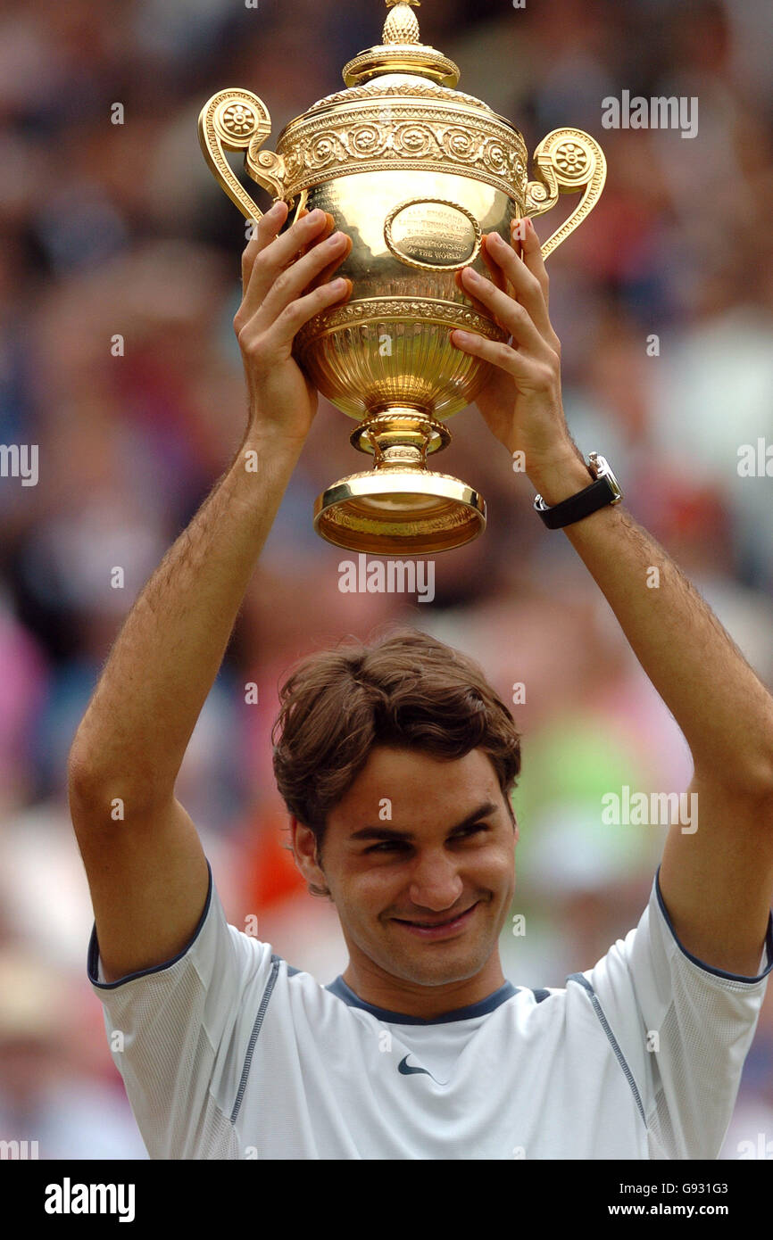 Roger Federer celebrates after victory over Andy Roddick Stock Photo ...