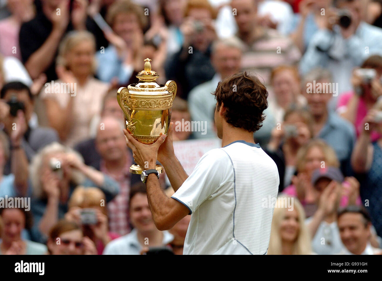 Roger Federer celebrates after victory over Andy Roddick Stock Photo ...