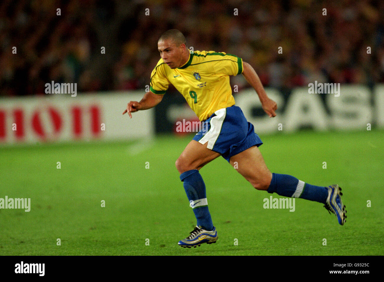 Ronaldo brazil 98 hi-res stock photography and images - Alamy