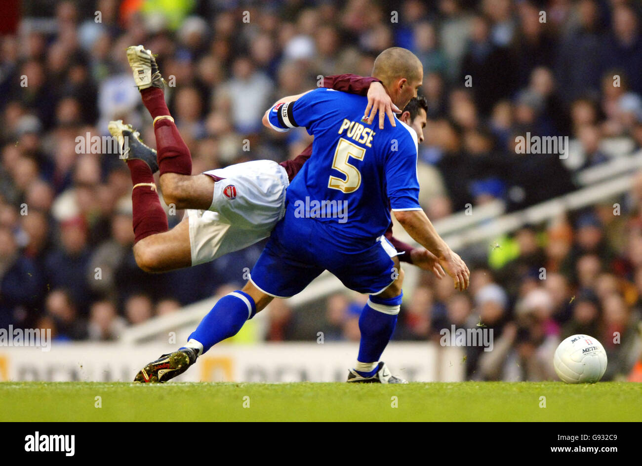 Arsenal's Robin Van Persie and Cardiff City's Darren Purse Stock Photo ...