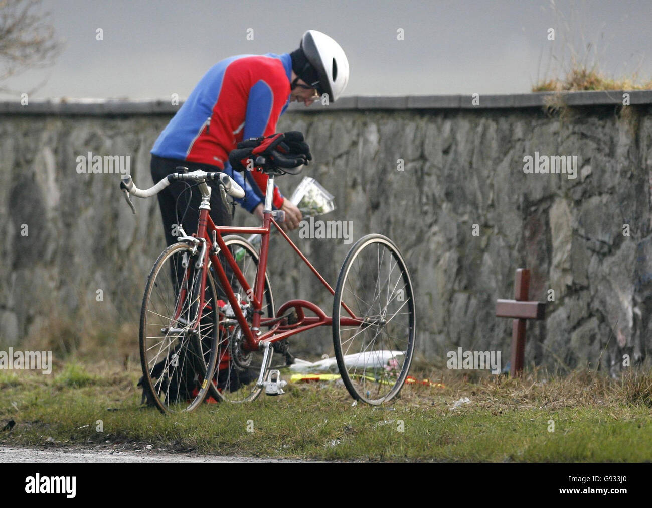 John Arthur, 70, stops to pay his respects, Monday January 9, 2006, at ...