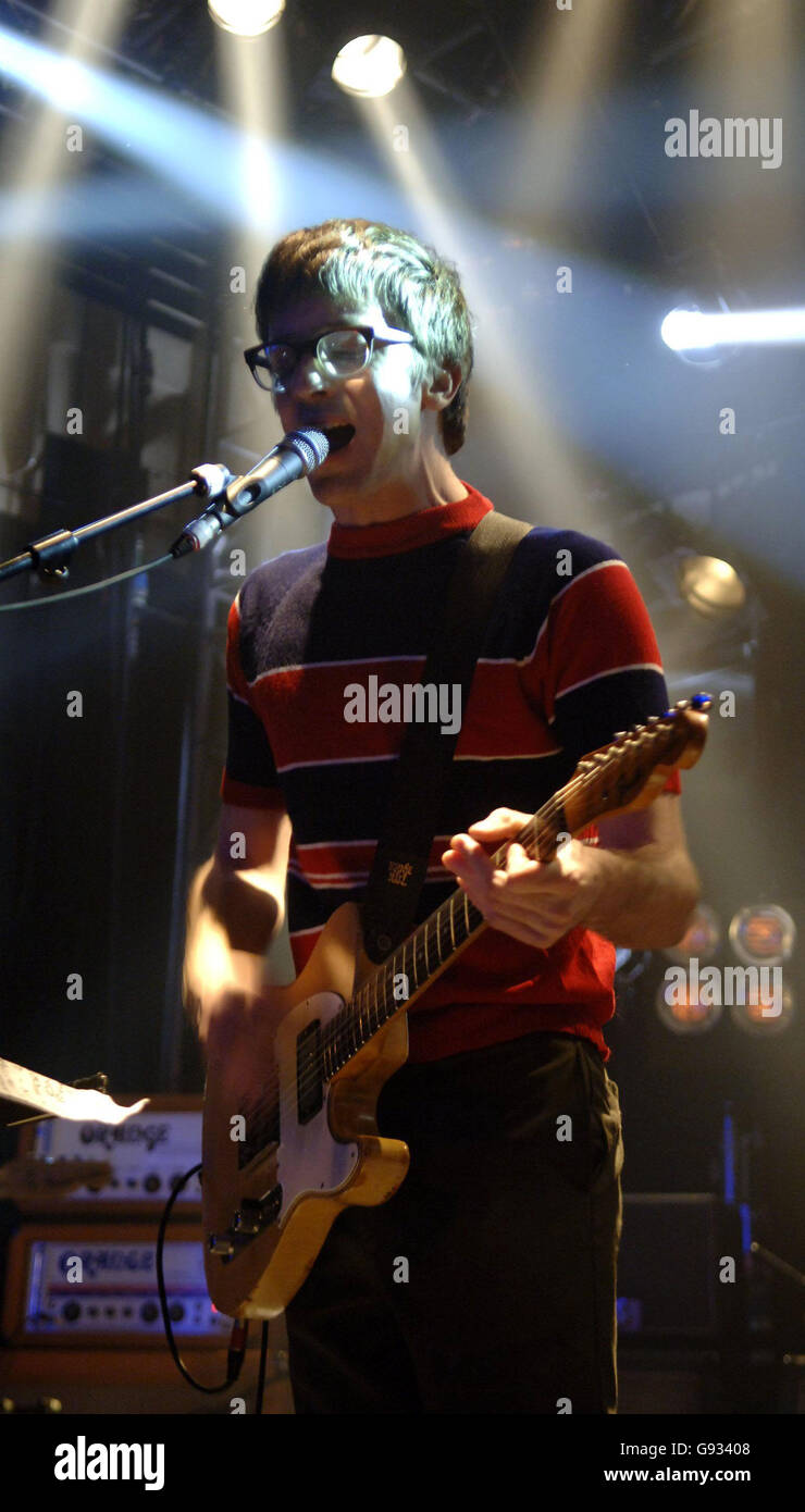 Graham coxon performs live at the carling new kings concert hi-res ...