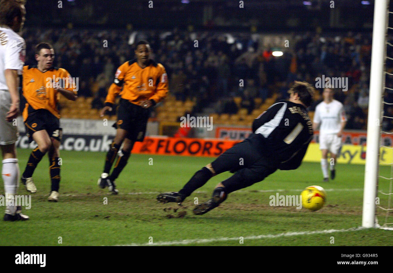 Wolverhampton Wanderers' Mark Davies (l) scores the opening goal past ...