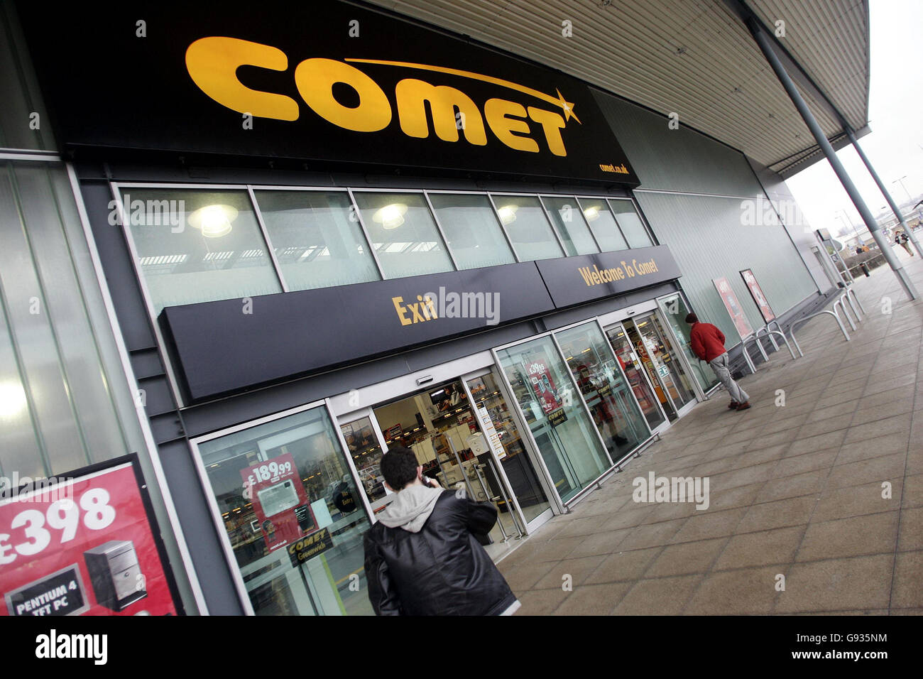 Comet store greenwich retail park hi-res stock photography and images ...