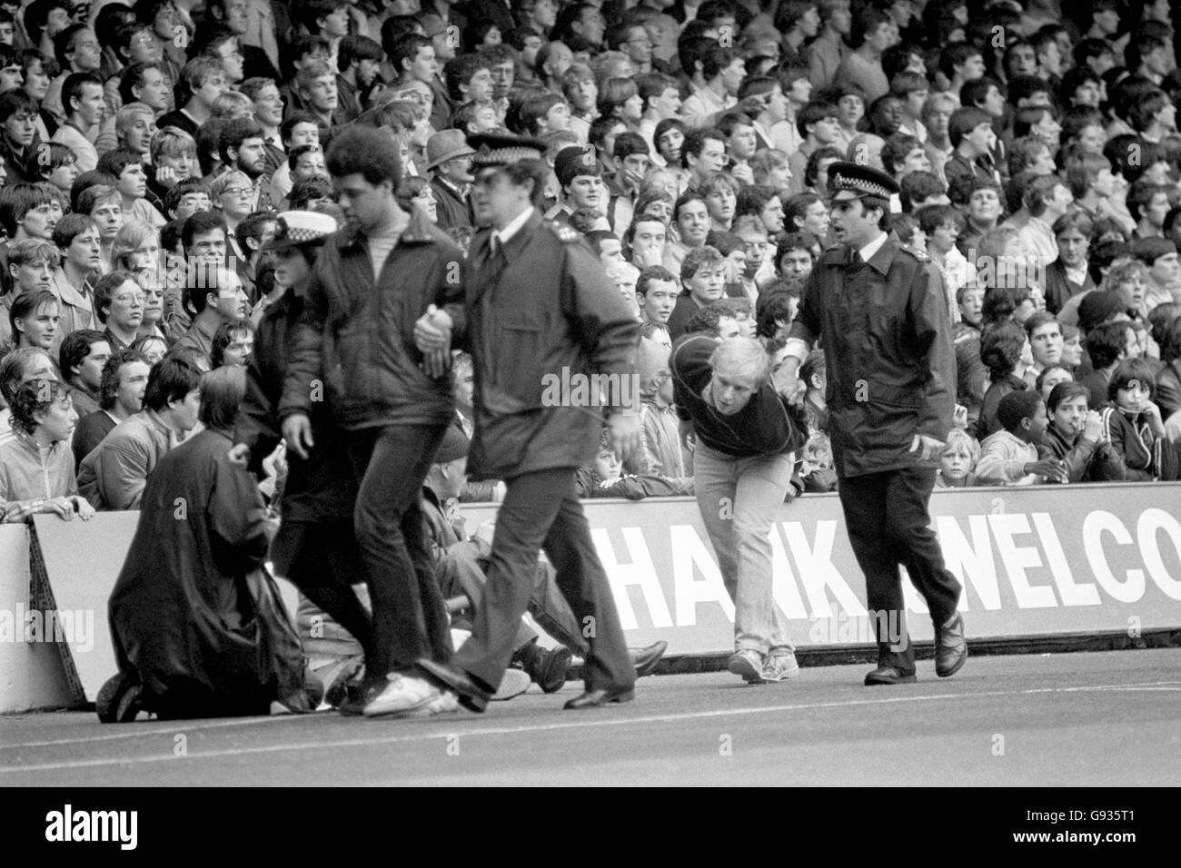 Football hooligans fighting hi-res stock photography and images - Alamy