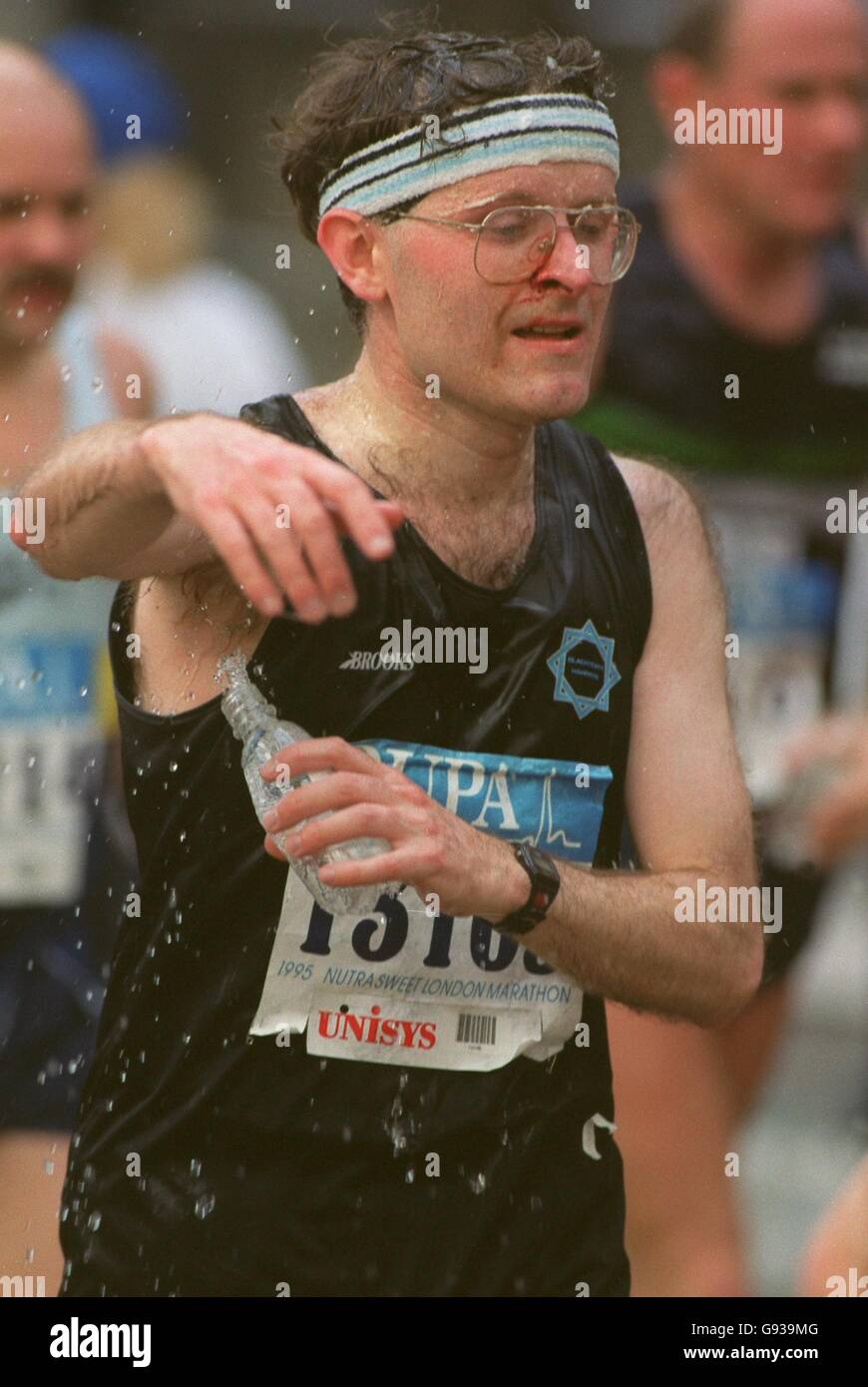 London marathon runner hi-res stock photography and images - Alamy