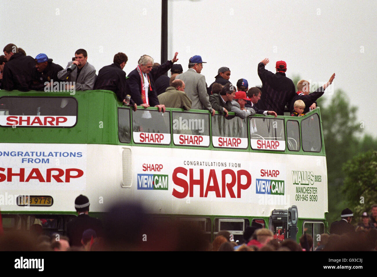 Manchester United players show off the Premier League trophy and FA Cup ...