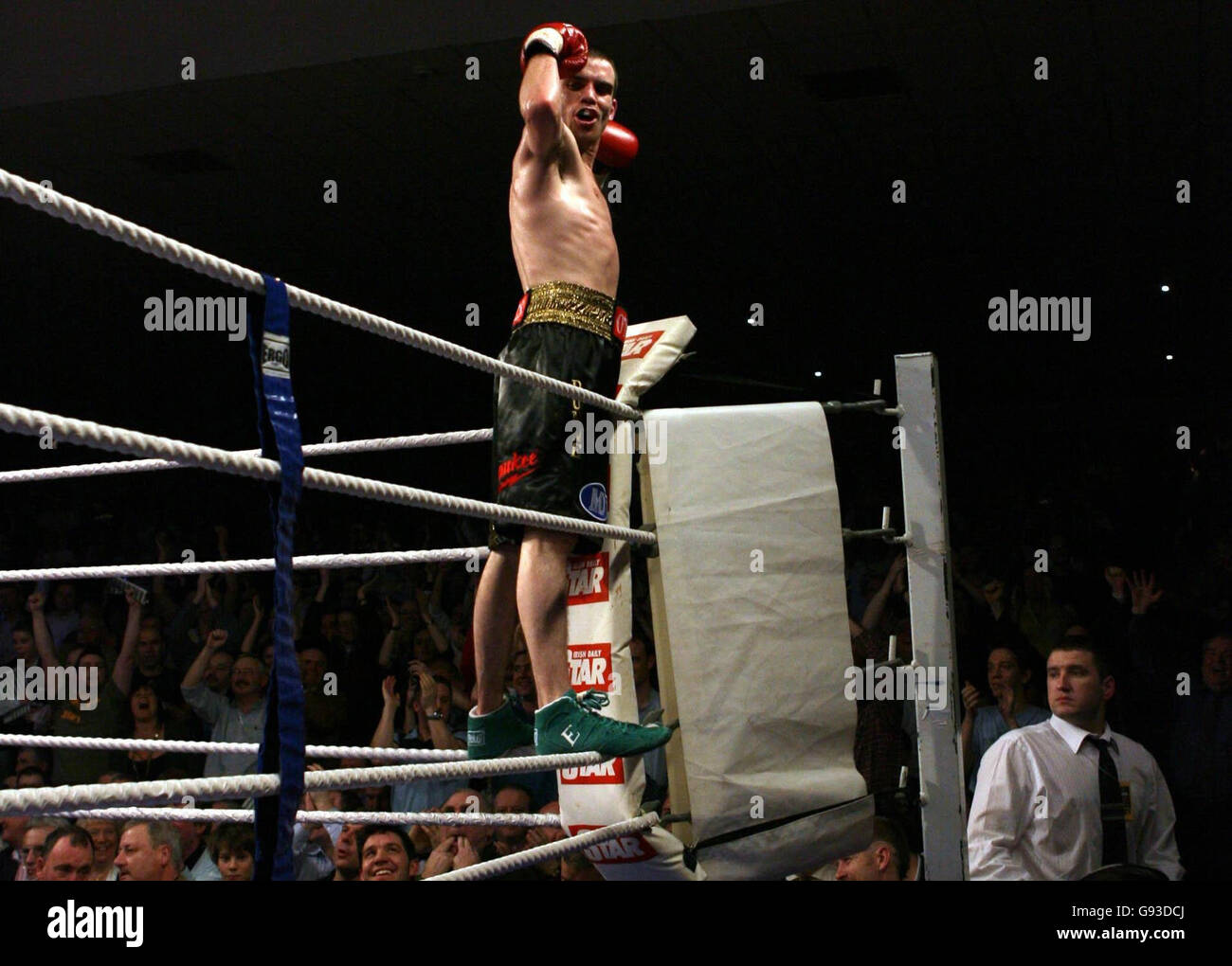 Bernard Dunne celebrates beating Noel Wilders in their Super ...