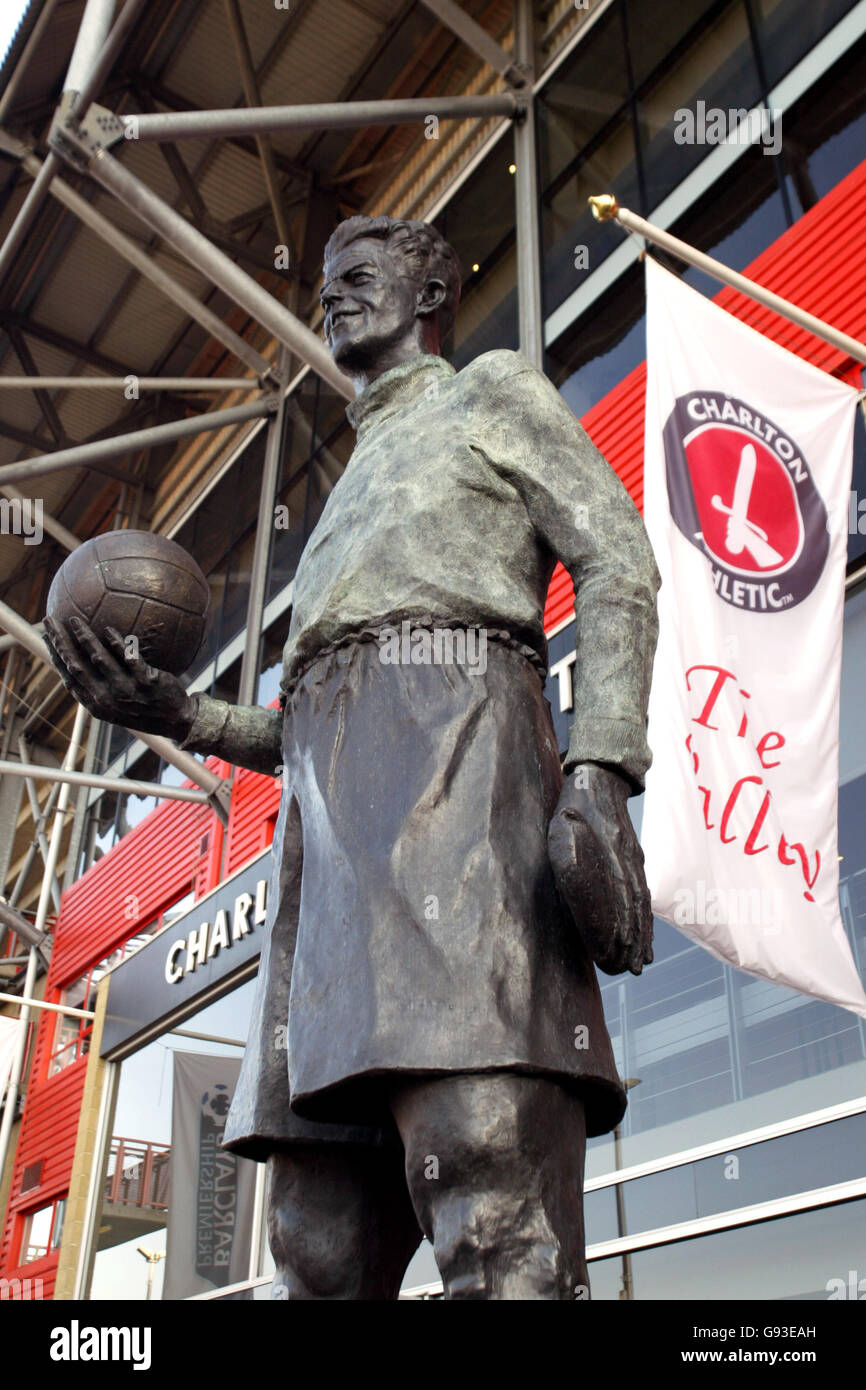 A statue of sam bartram outside the valley hi-res stock photography and ...