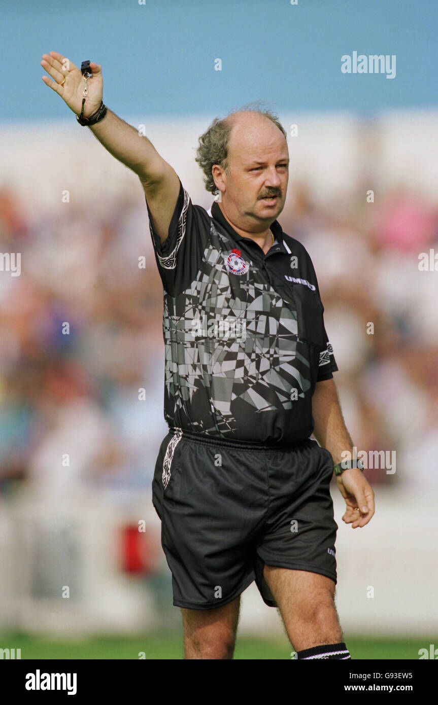 Referee kevin lynch hi-res stock photography and images - Alamy