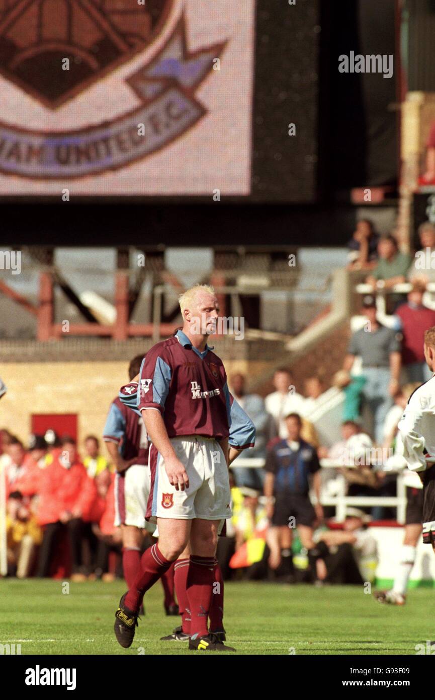 A tired and frustrated looking john hartson of west ham hi-res stock ...
