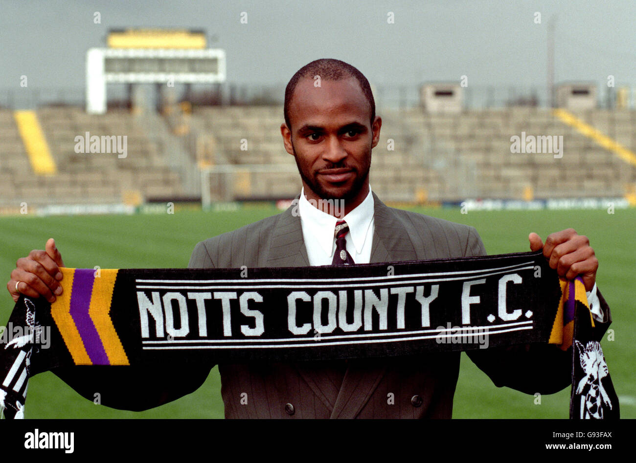 ENGLISH SOCCER. TONY AGANA SIGNING FOR NOTTS COUNTY Z4 Stock Photo - Alamy