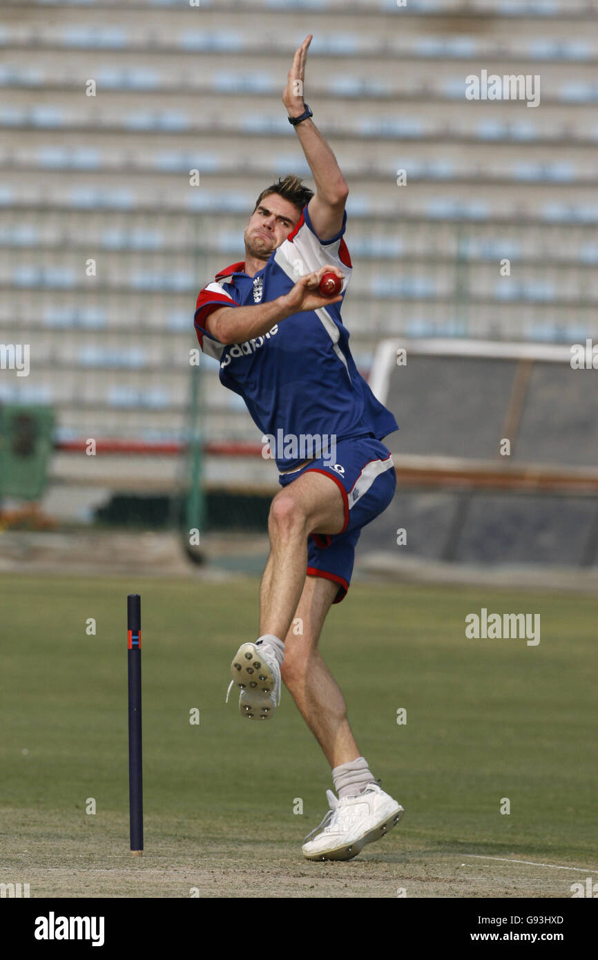 James anderson in bowling action hi-res stock photography and images ...