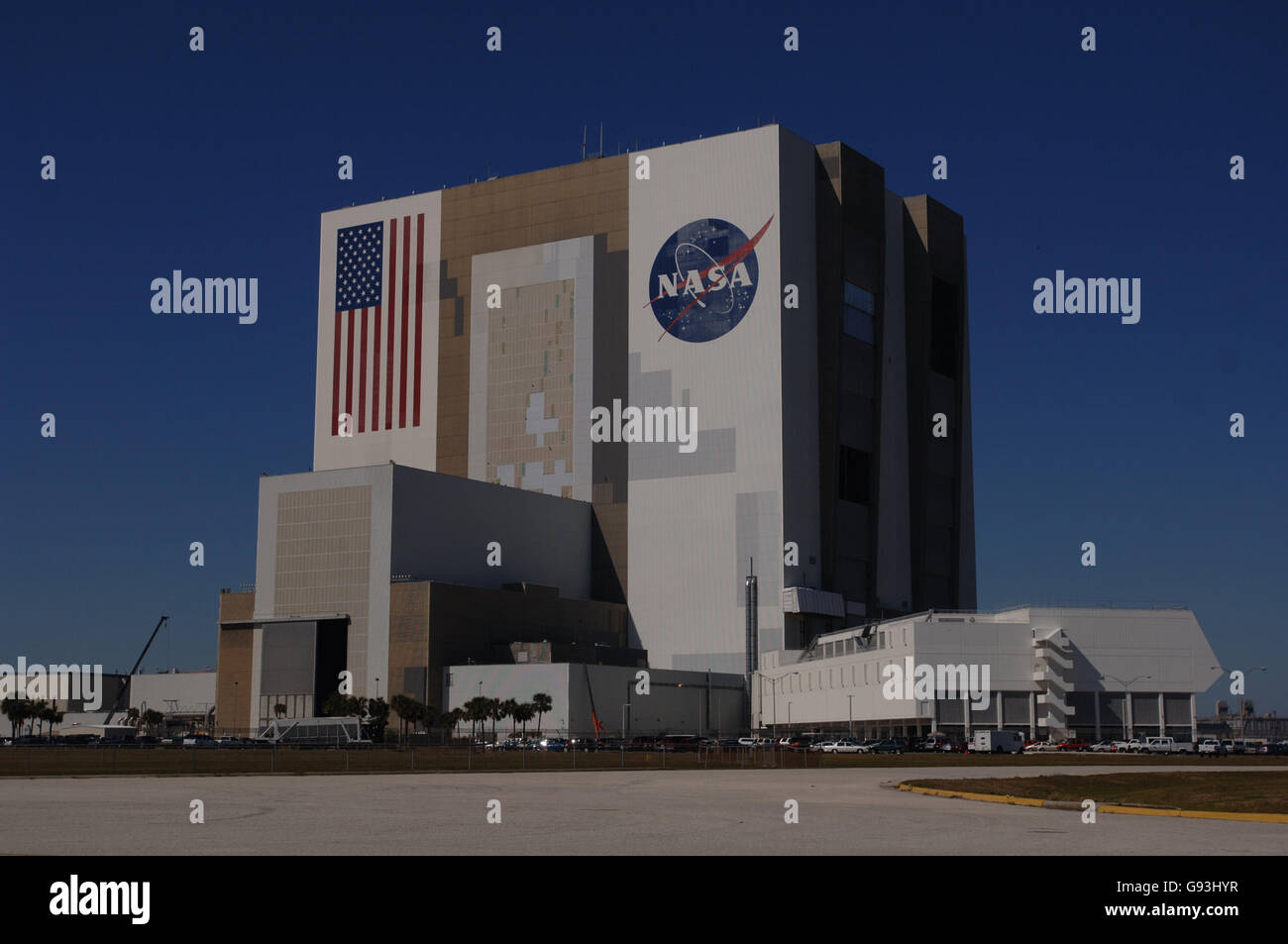 The vehicle assembly building at nasas kennedy space centre hi-res ...