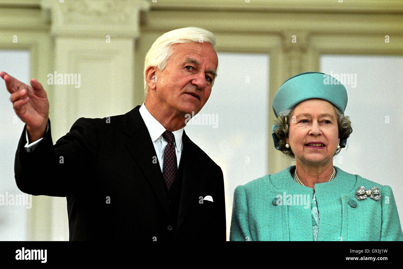 Queentrips queen1990s qeiiambassador qeiipms hi-res stock photography ...