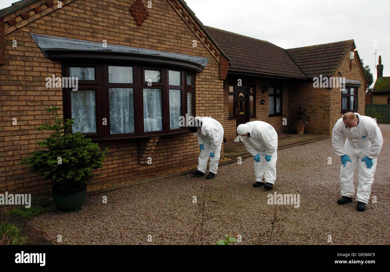 Forensics police officers house hi-res stock photography and images - Alamy