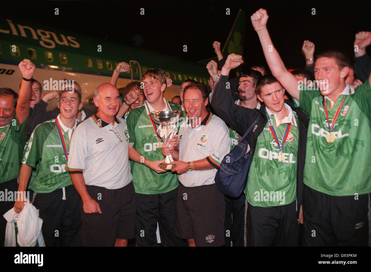 Brian Kerr with the under-18's Irish football team celebrate with ...