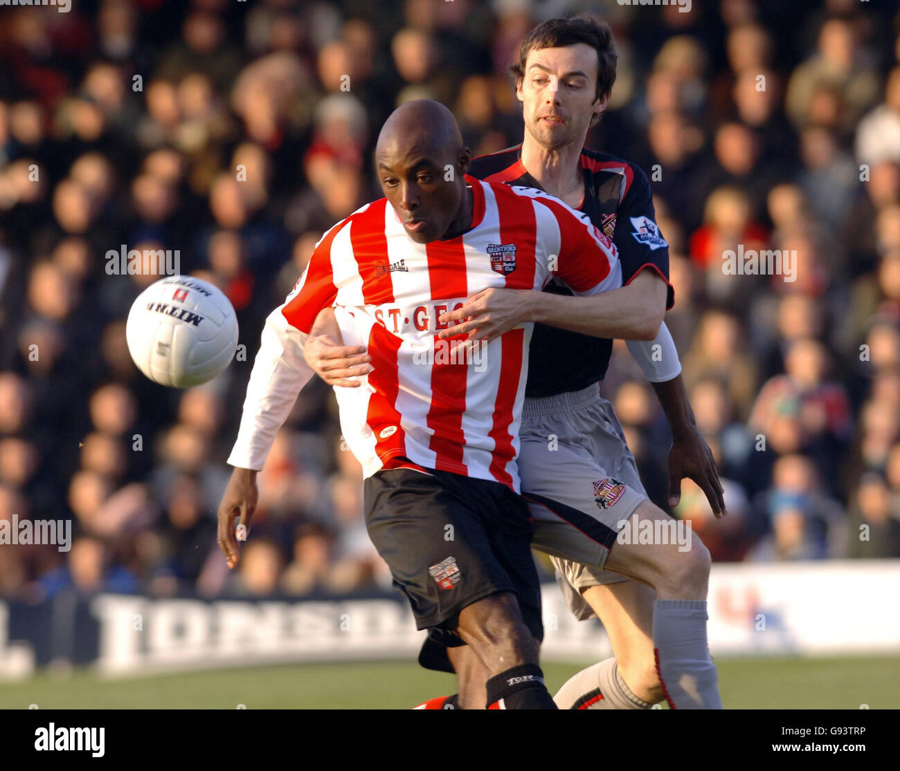 Brenford's Lloyd Owusu (L) battles with Sunderland's Gary Breen during ...