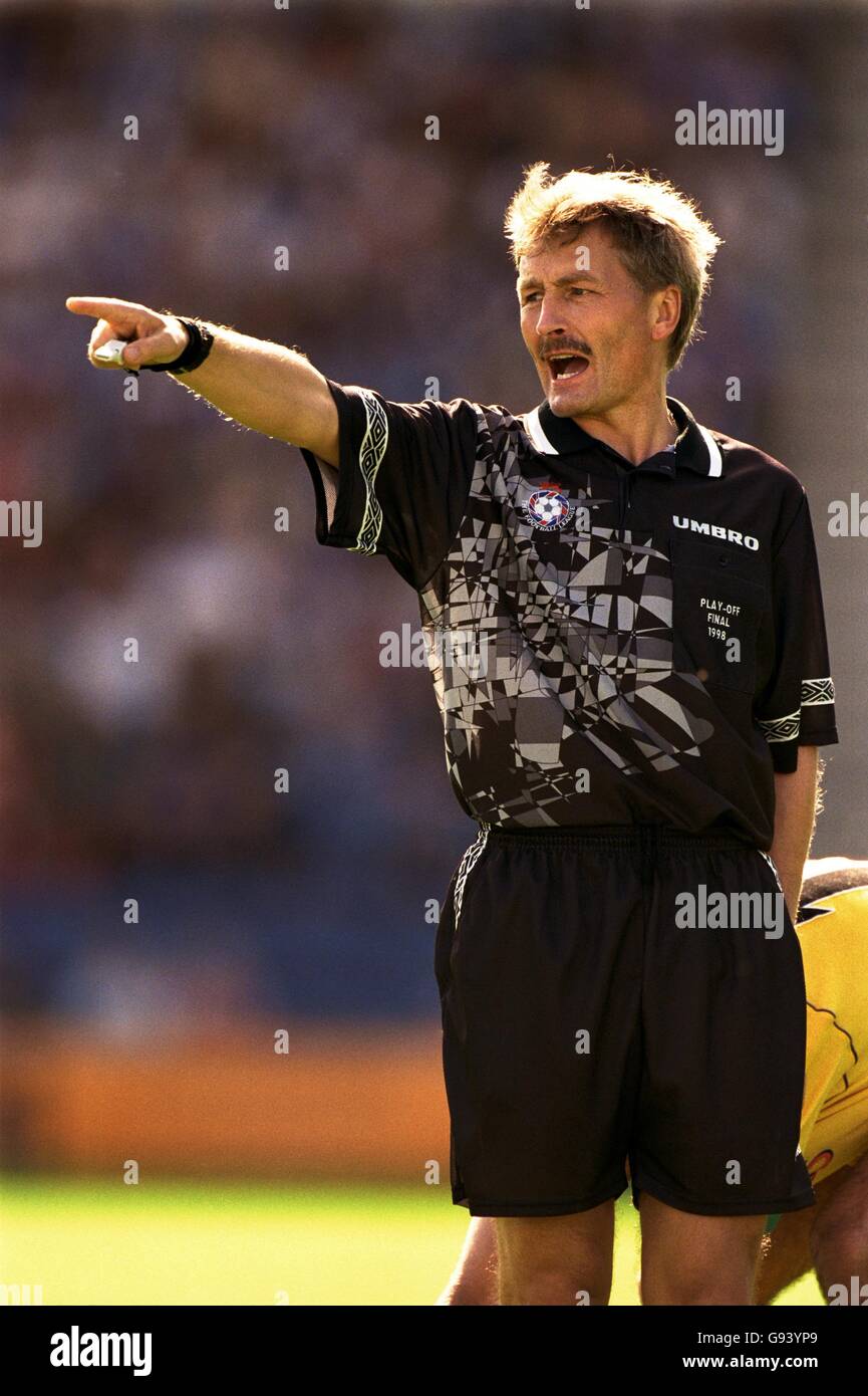 Referee terry heilbron hi-res stock photography and images - Alamy
