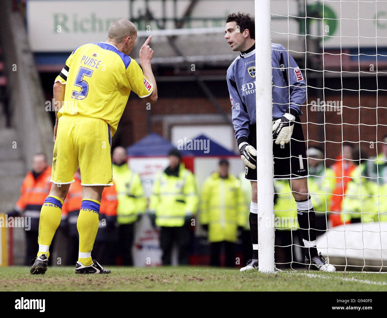 Cardiff City's Darren Purse has words with Crystal Palace's goalkeeper ...