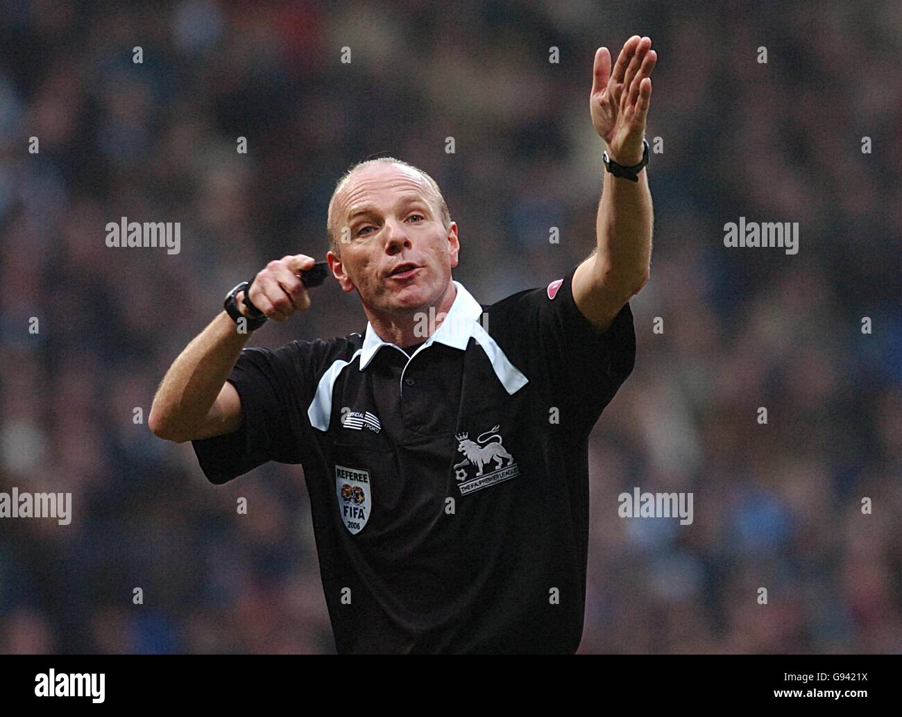 Football referee steve bennett hi-res stock photography and images - Alamy