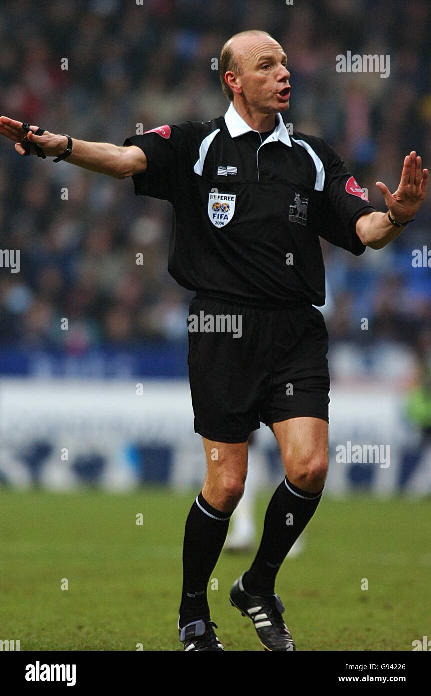 Football referee steve bennett hi-res stock photography and images - Alamy