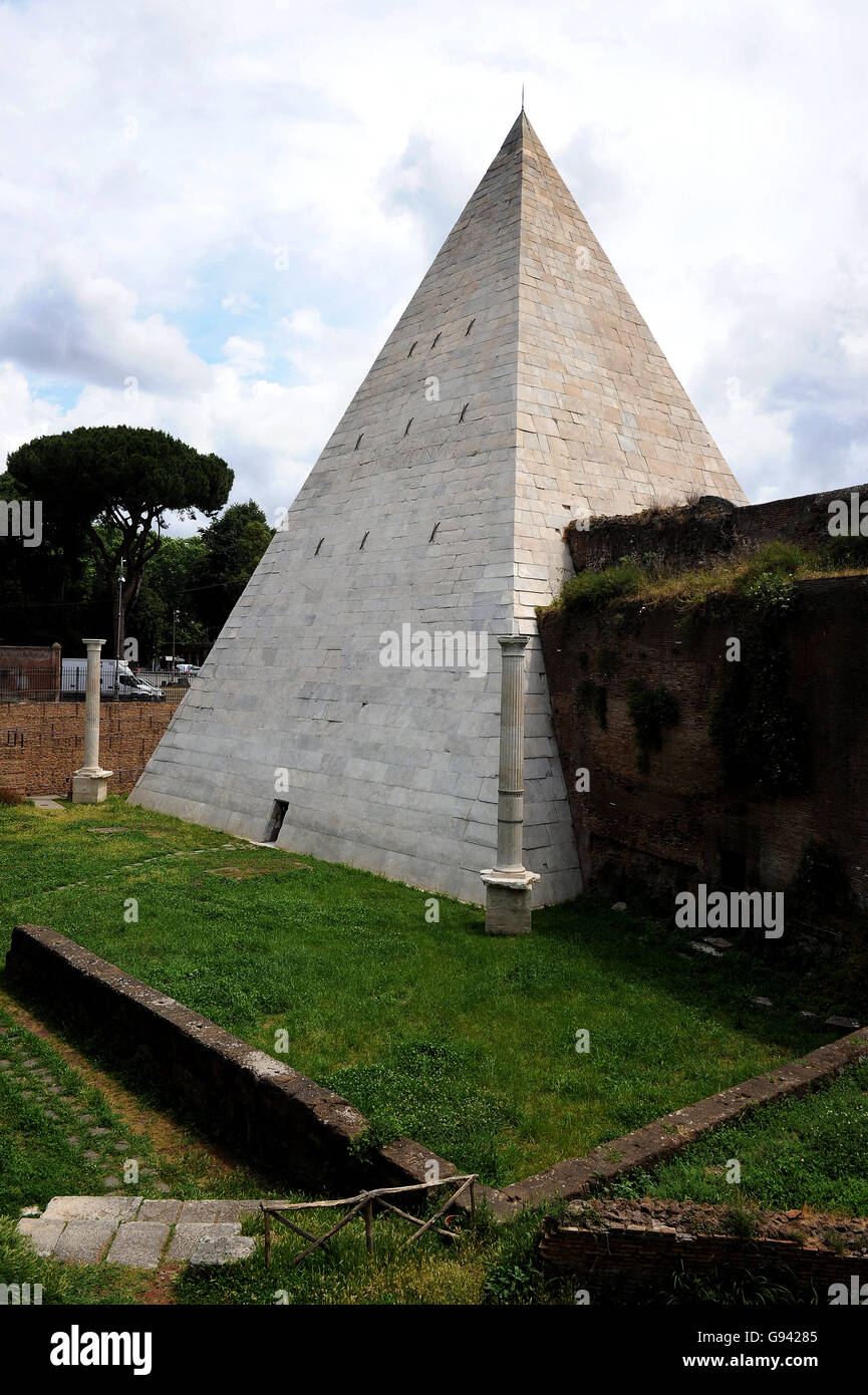 Rome italy pyramid caius hi-res stock photography and images - Alamy