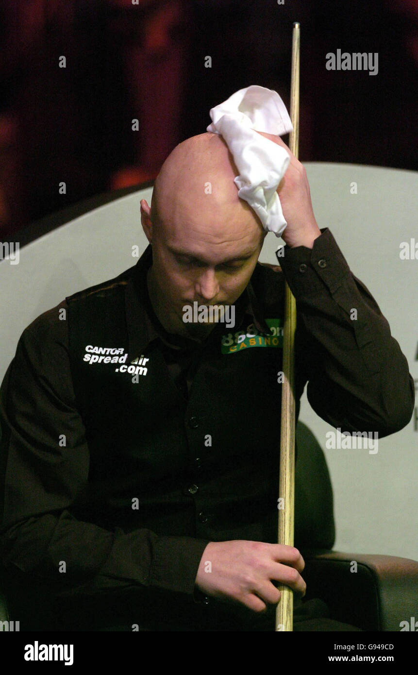 Action sport snooker paul hunter hi-res stock photography and images ...