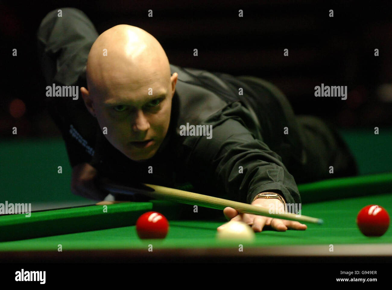 Snooker action mark williams paul hunter hi-res stock photography and ...