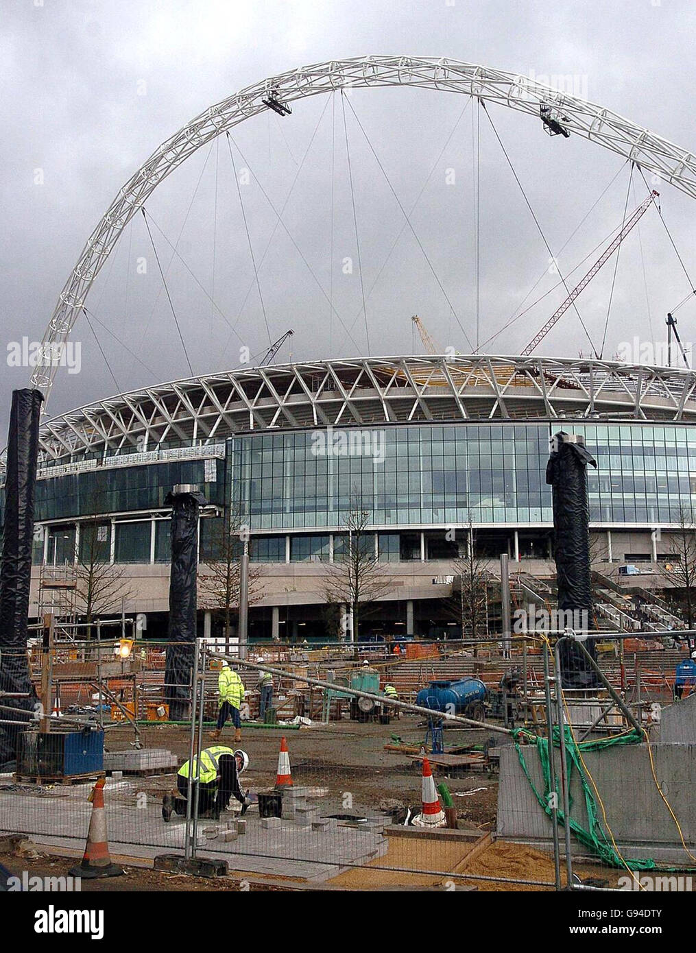 Workman busy beneath the new wembley arch hi-res stock photography and ...