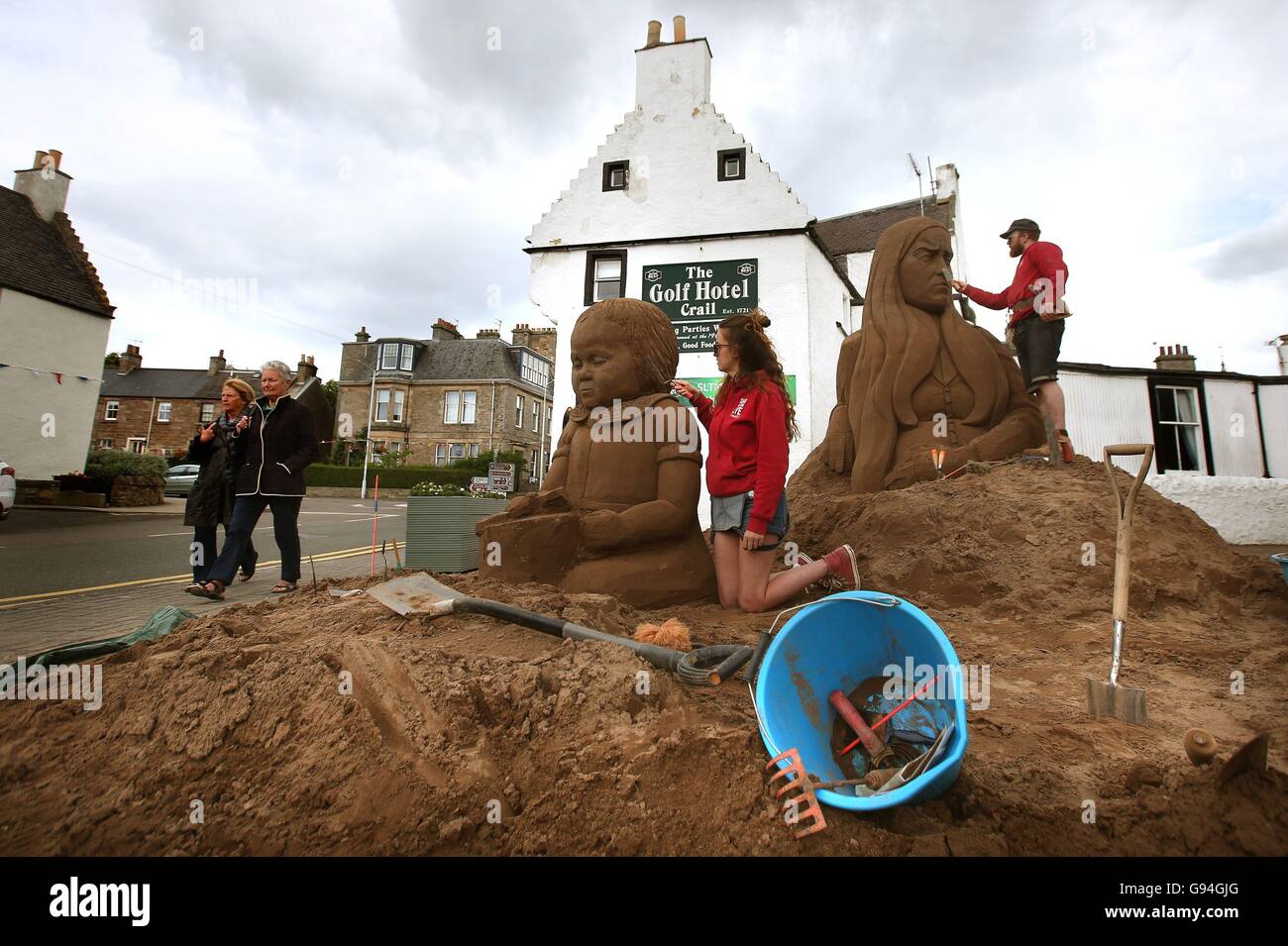 Artists Claire Jamieson and Jamie Wardley put the finishing touches to ...