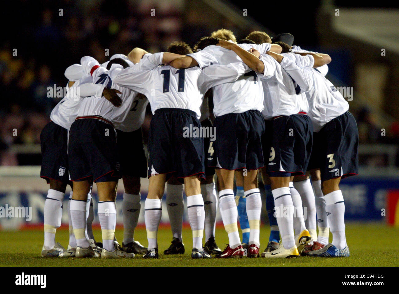 England team huddle prior to kick off hi-res stock photography and ...