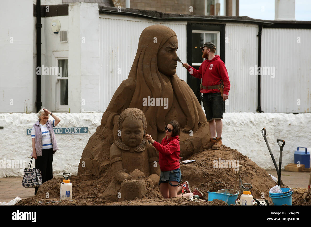 Artists Claire Jamieson and Jamie Wardley put the finishing touches to ...