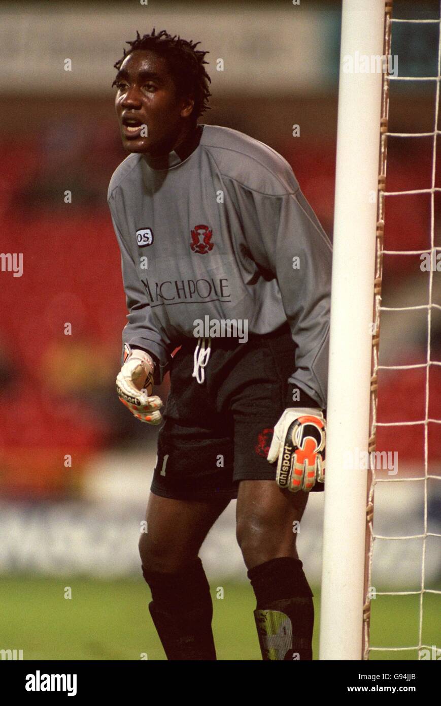 Leyton orient goalkeeper melvin chapelton hi-res stock photography and ...