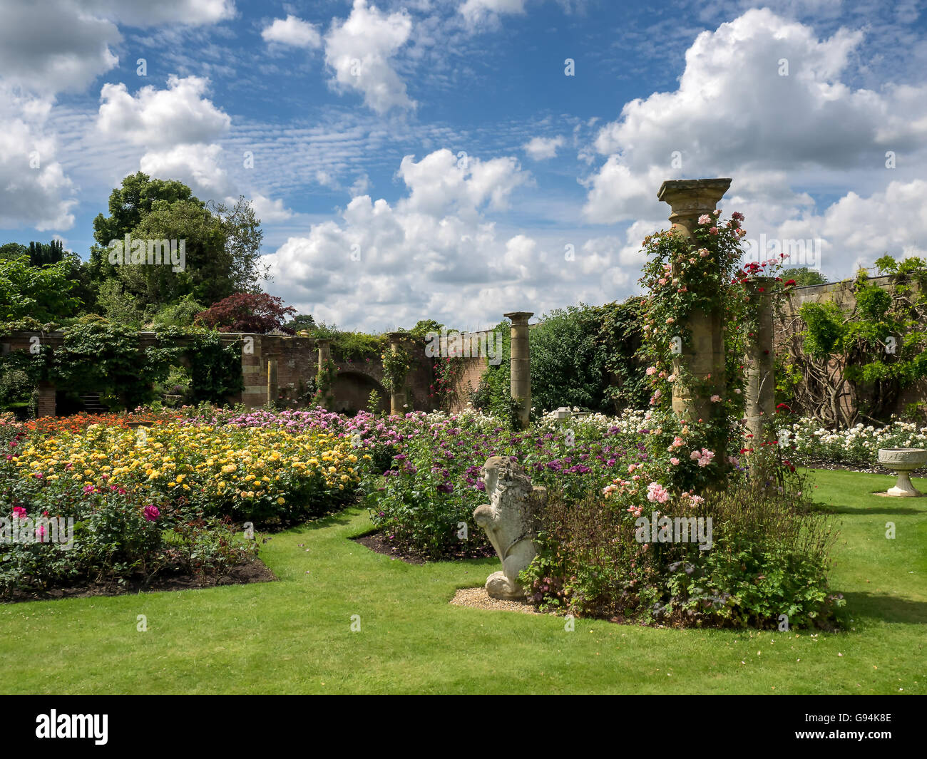 Hever castle garden hi-res stock photography and images - Alamy
