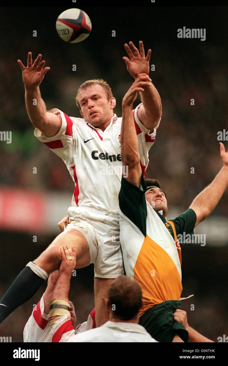 England's Tim Rodber wins line out ball against Australia's John Eales ...