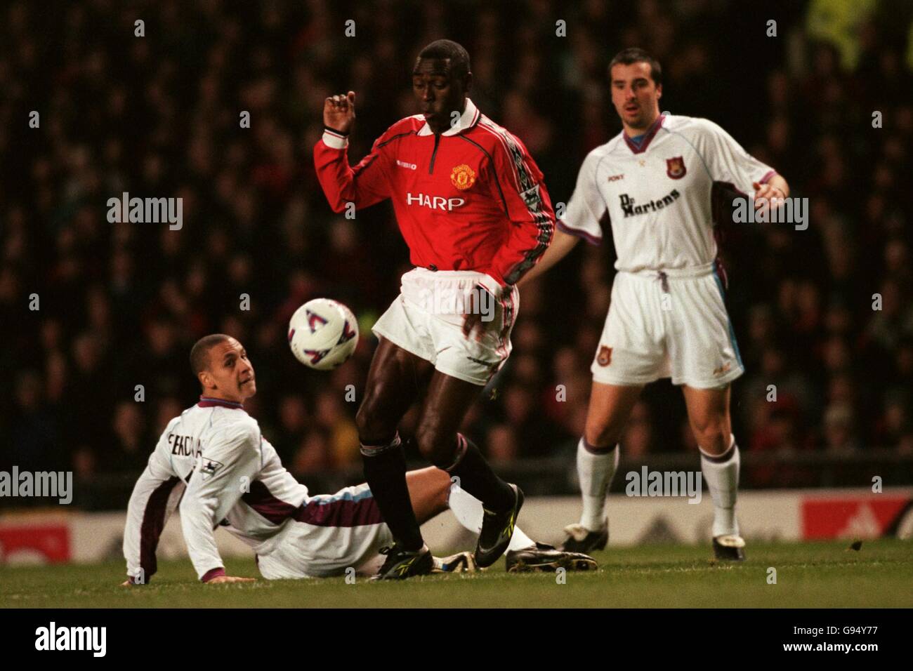 Manchester uniteds andy cole and west hams rio ferdinand hi-res stock ...