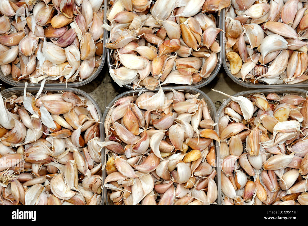 Garlic in small boxes at a farmers market Stock Photo - Alamy