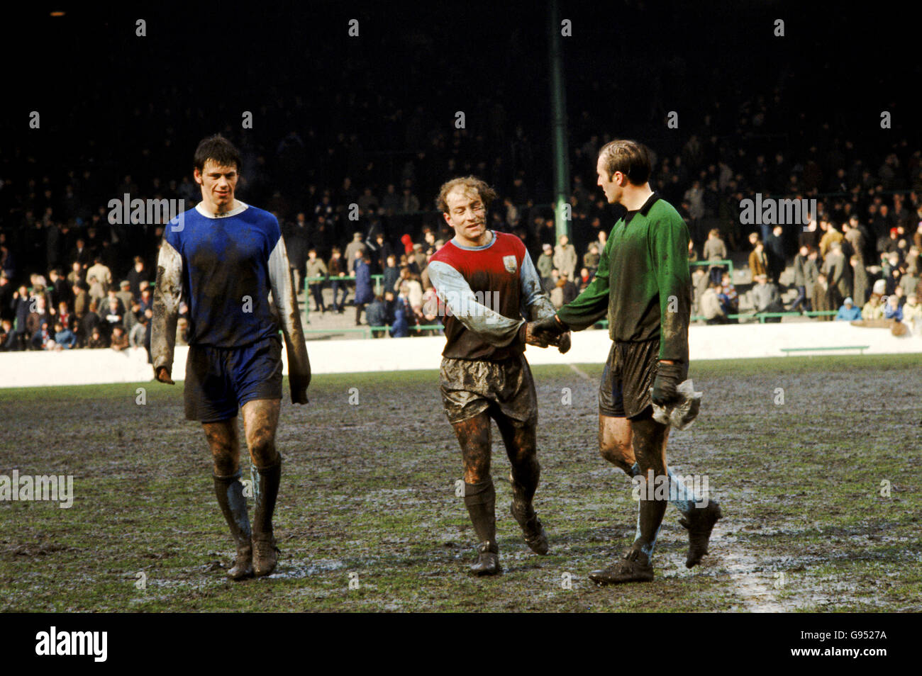 Burnleys ralph coates and wednesday goalkeeper peter springett hi-res ...