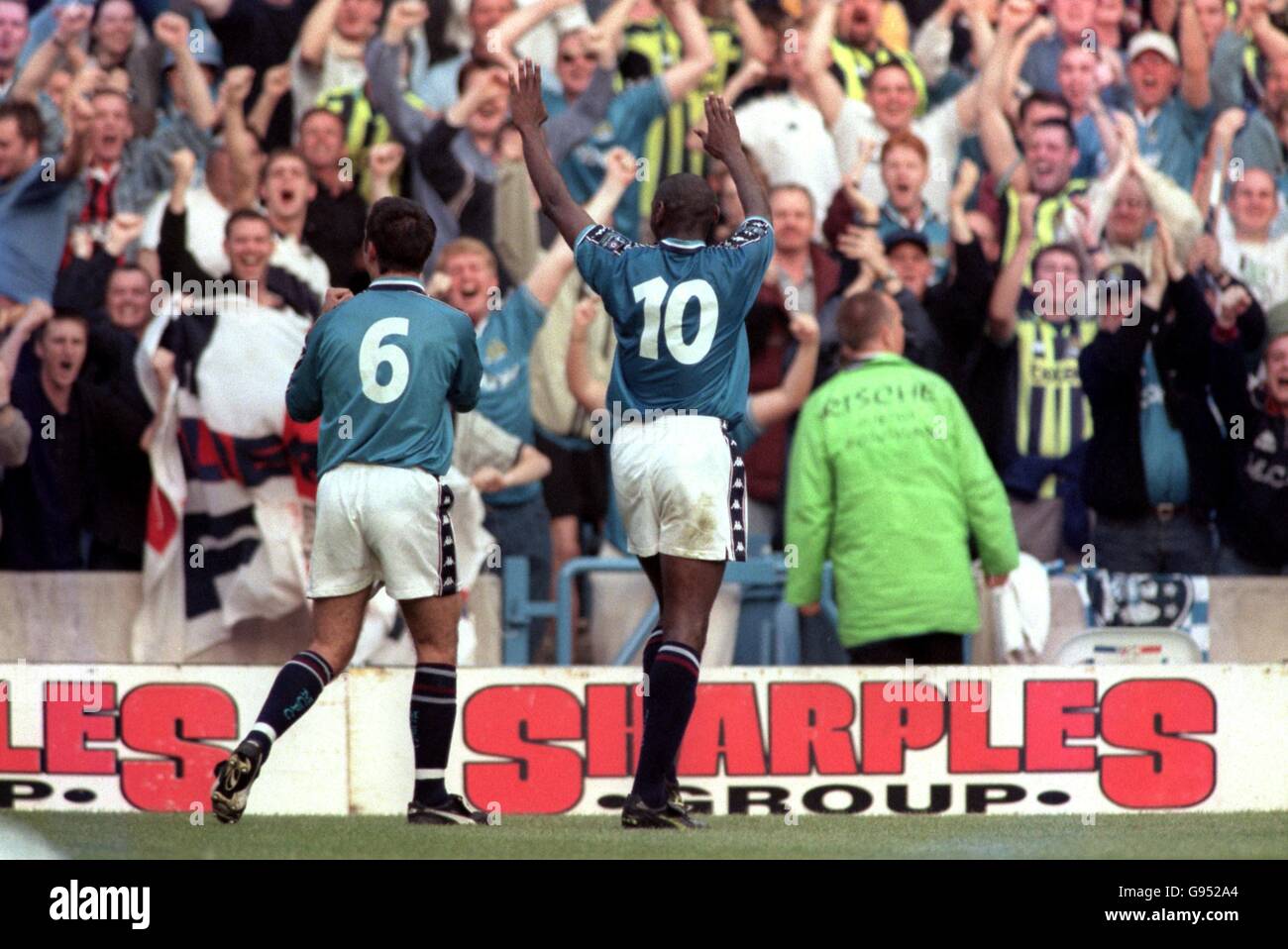 Off manchester citys kevin horlock hi-res stock photography and images ...