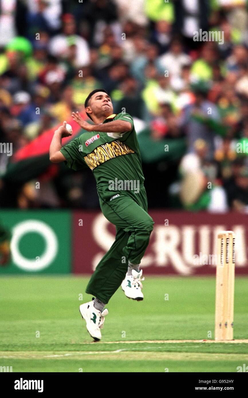 Cricket - ICC World Cup - Group B - Pakistan v Bangladesh. Khaled Mahmud, Bangladesh Stock Photo ...
