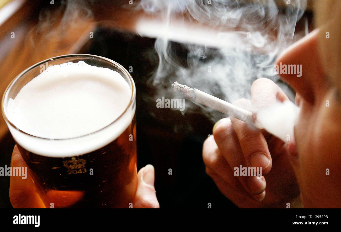 Smoking ban 2006 hi-res stock photography and images - Alamy